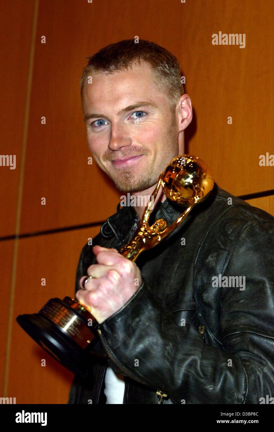 (dpa) - Irish pop singer Ronan Keating proudly shows his award after ...