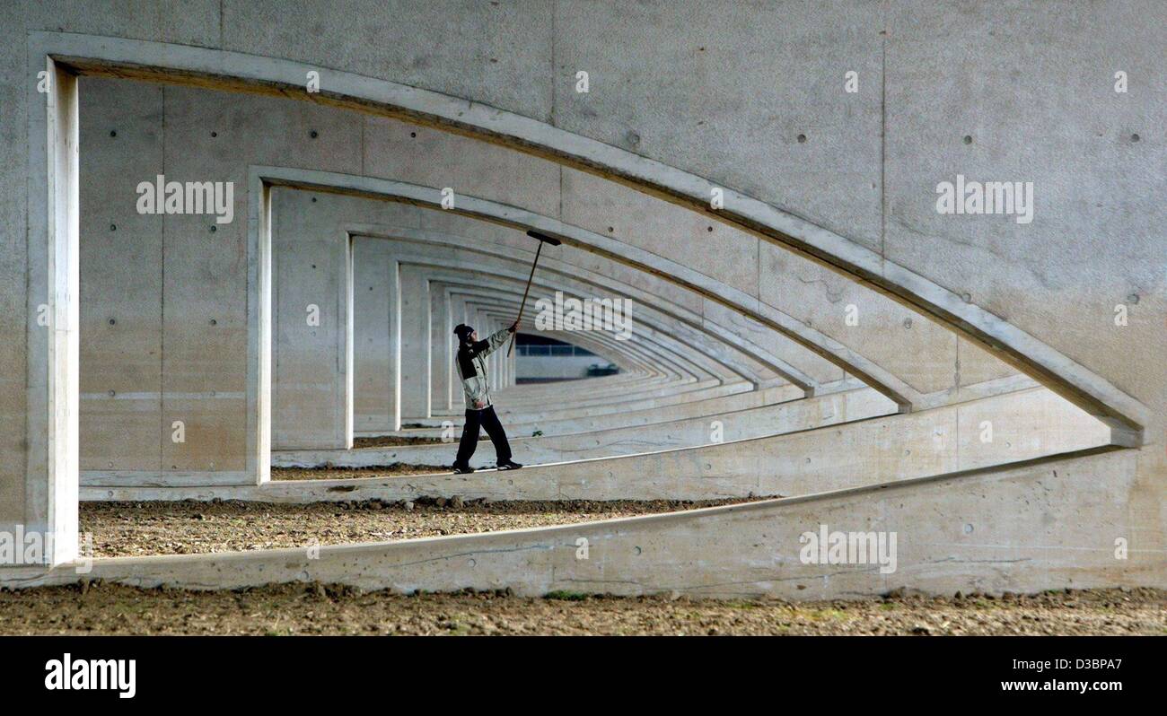 (dpa) - A view of the pillars of the trough bridge of Europe's largest ...