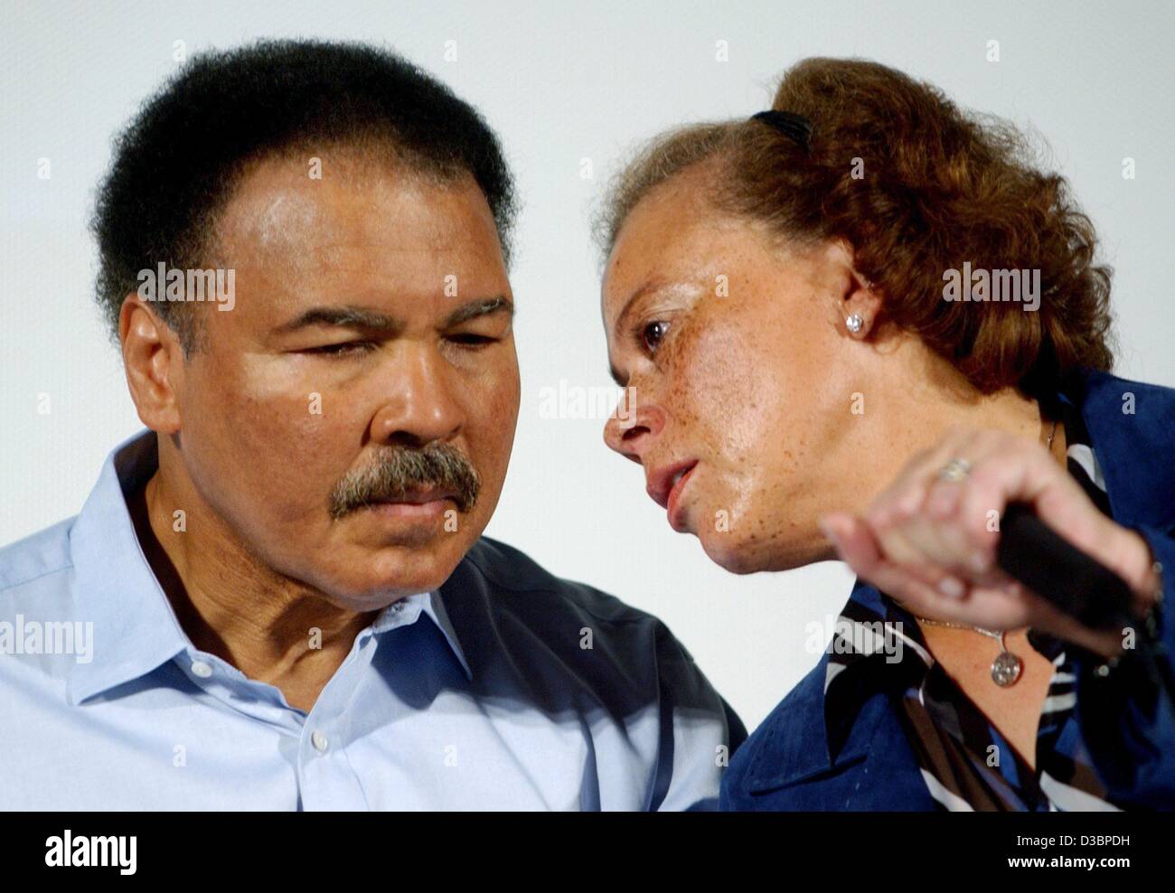 (dpa) - Boxing legend Muhammad Ali and his wife Lonnie pose for ...