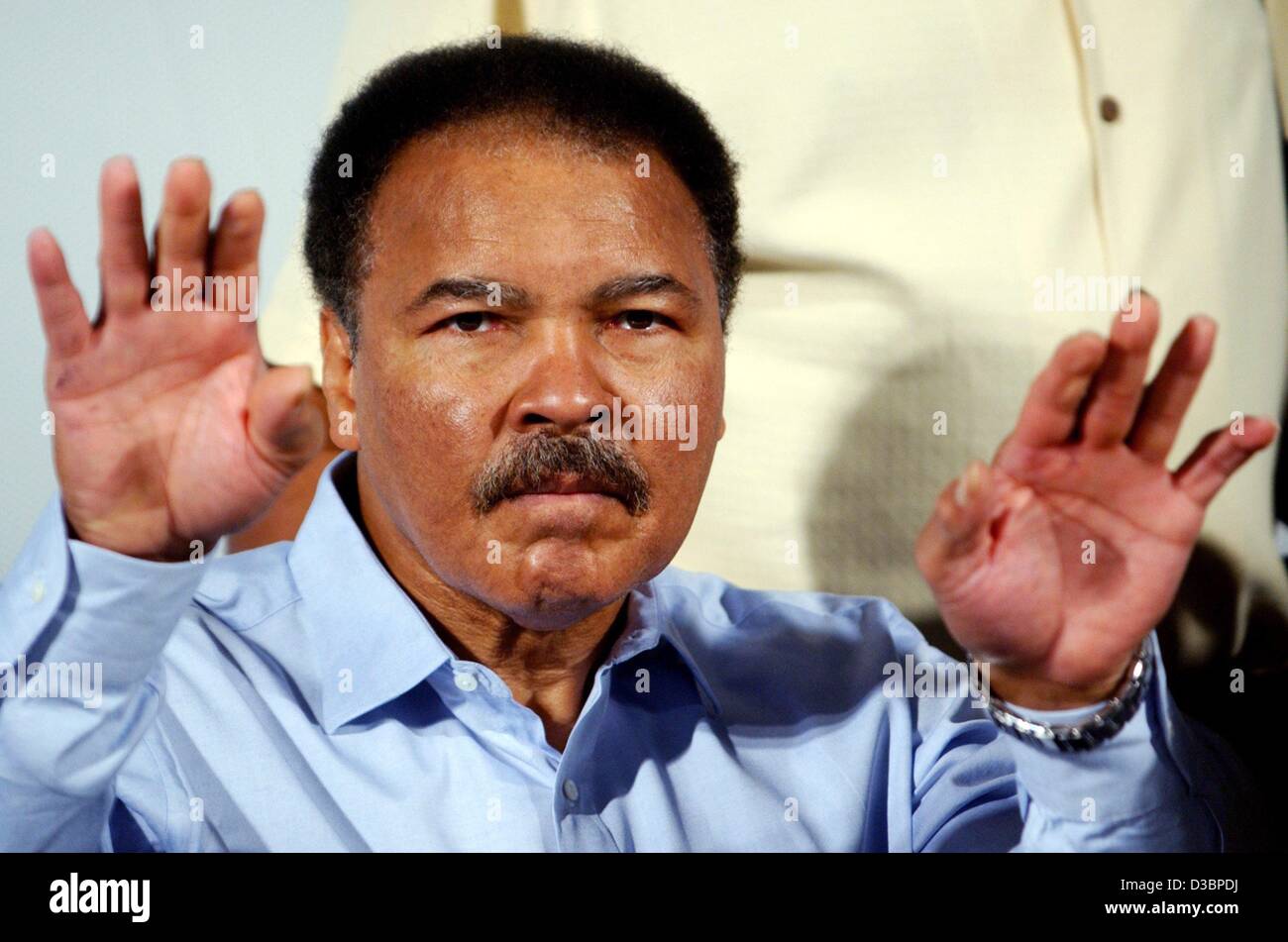 (dpa) - Boxing legend Muhammad Ali presents his book at the book fair ...