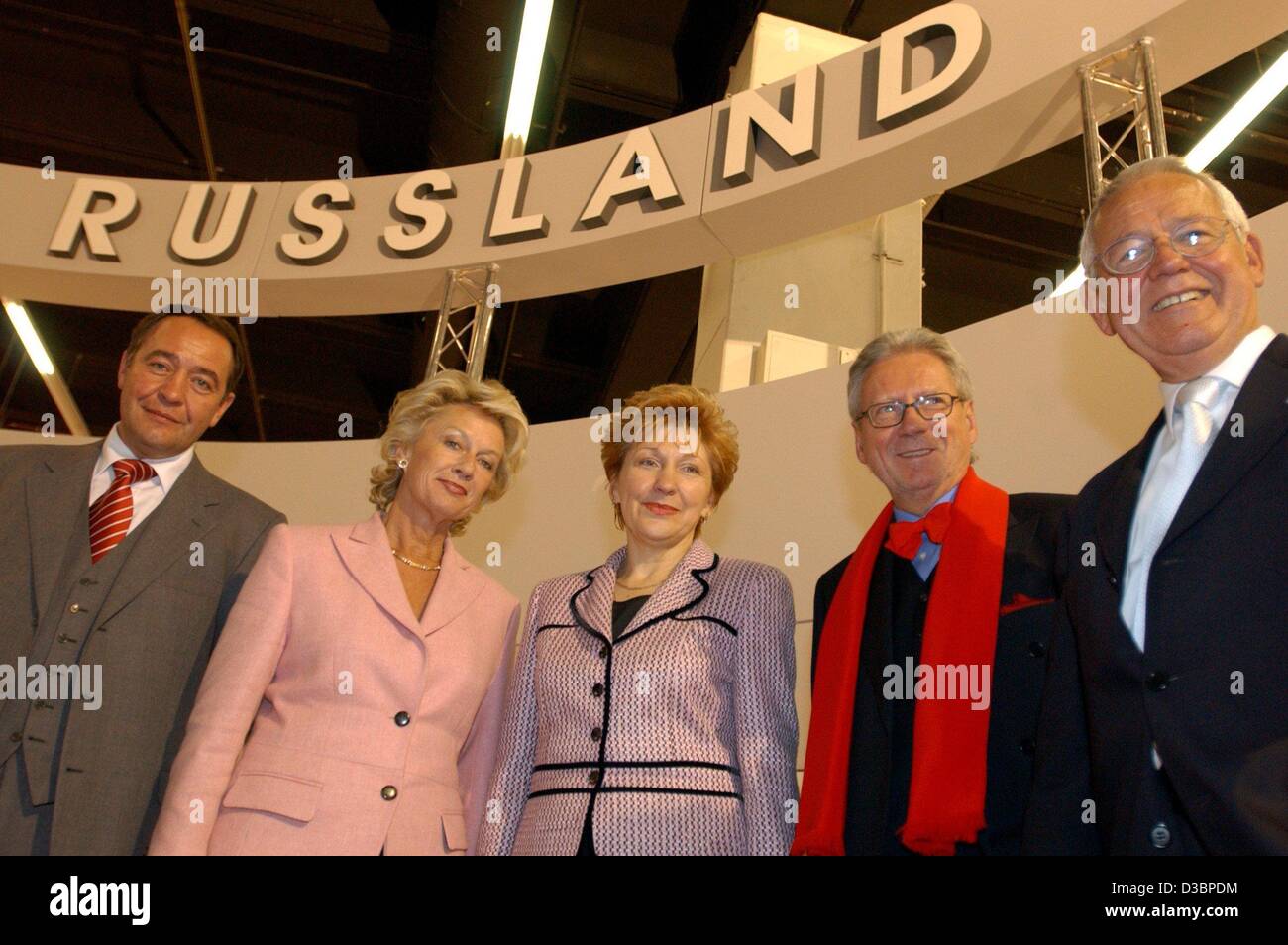 (dpa) - In front of the word 'Russland' (Russia) posing are (from L ...