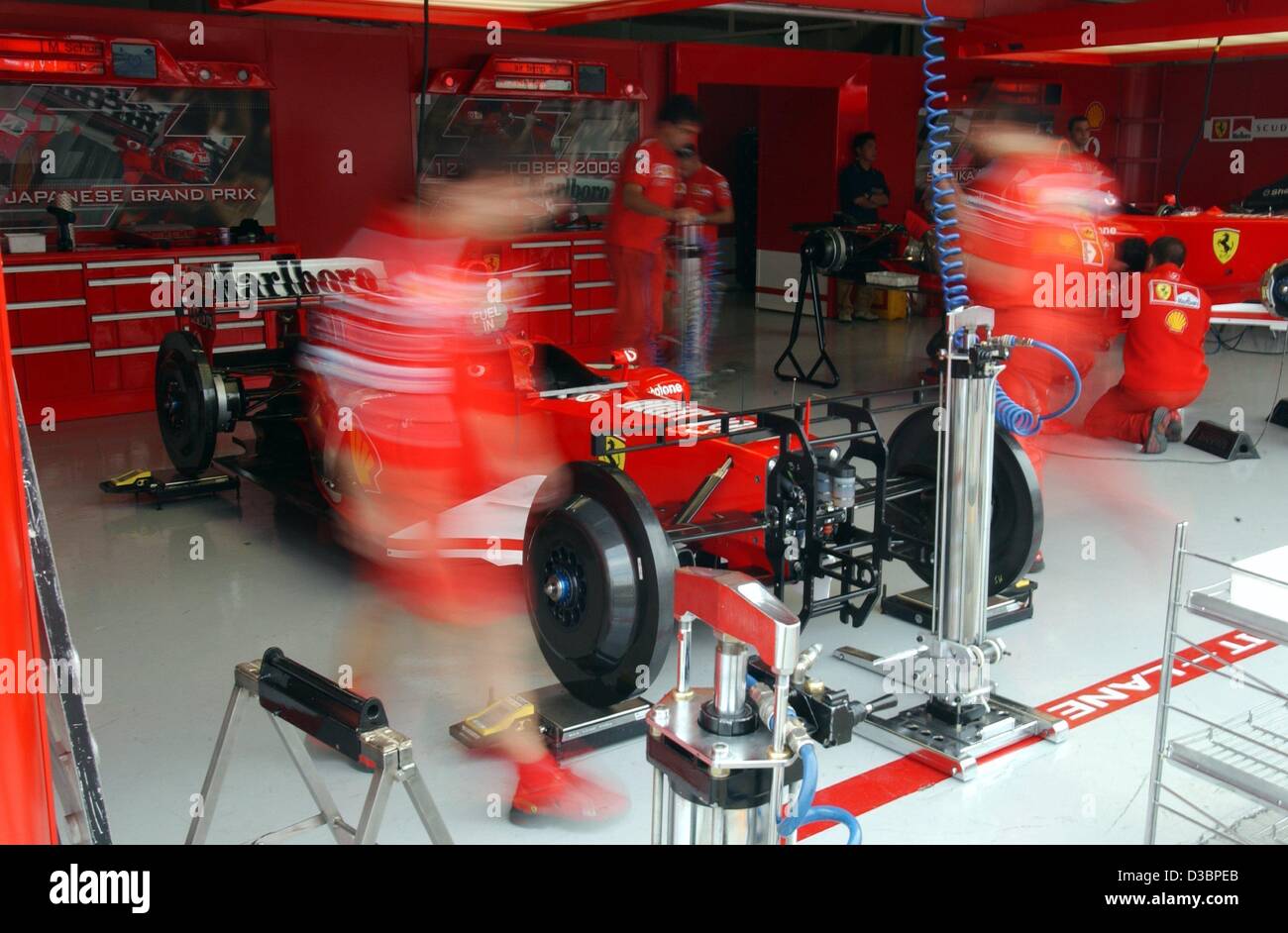 Mechanics around race car hi-res stock photography and images - Alamy