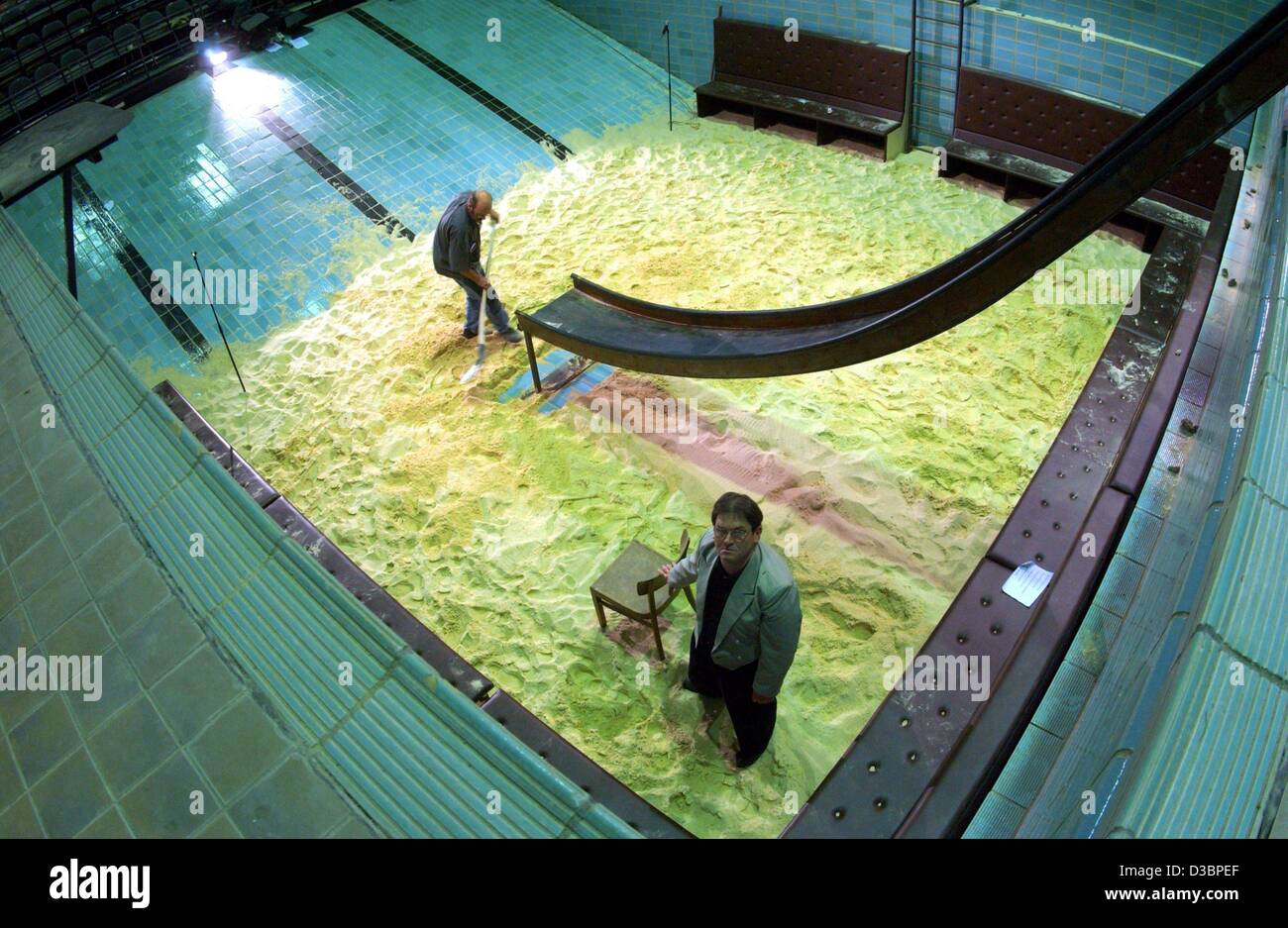 Waterless swimming pool hi-res stock photography and images - Alamy