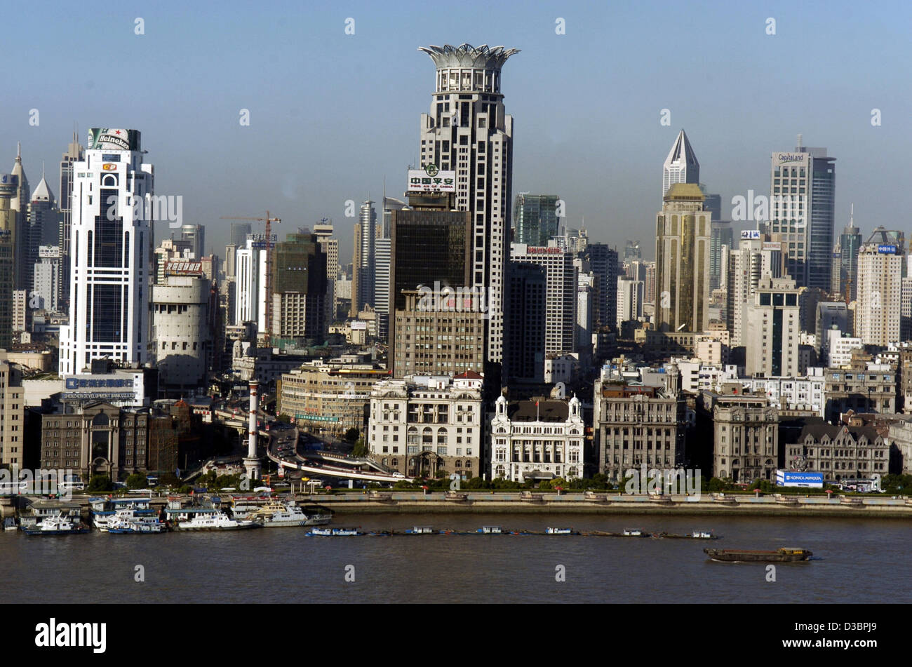 (dpa) - A view across Huang Pu River to the skyline of Shanghai ...