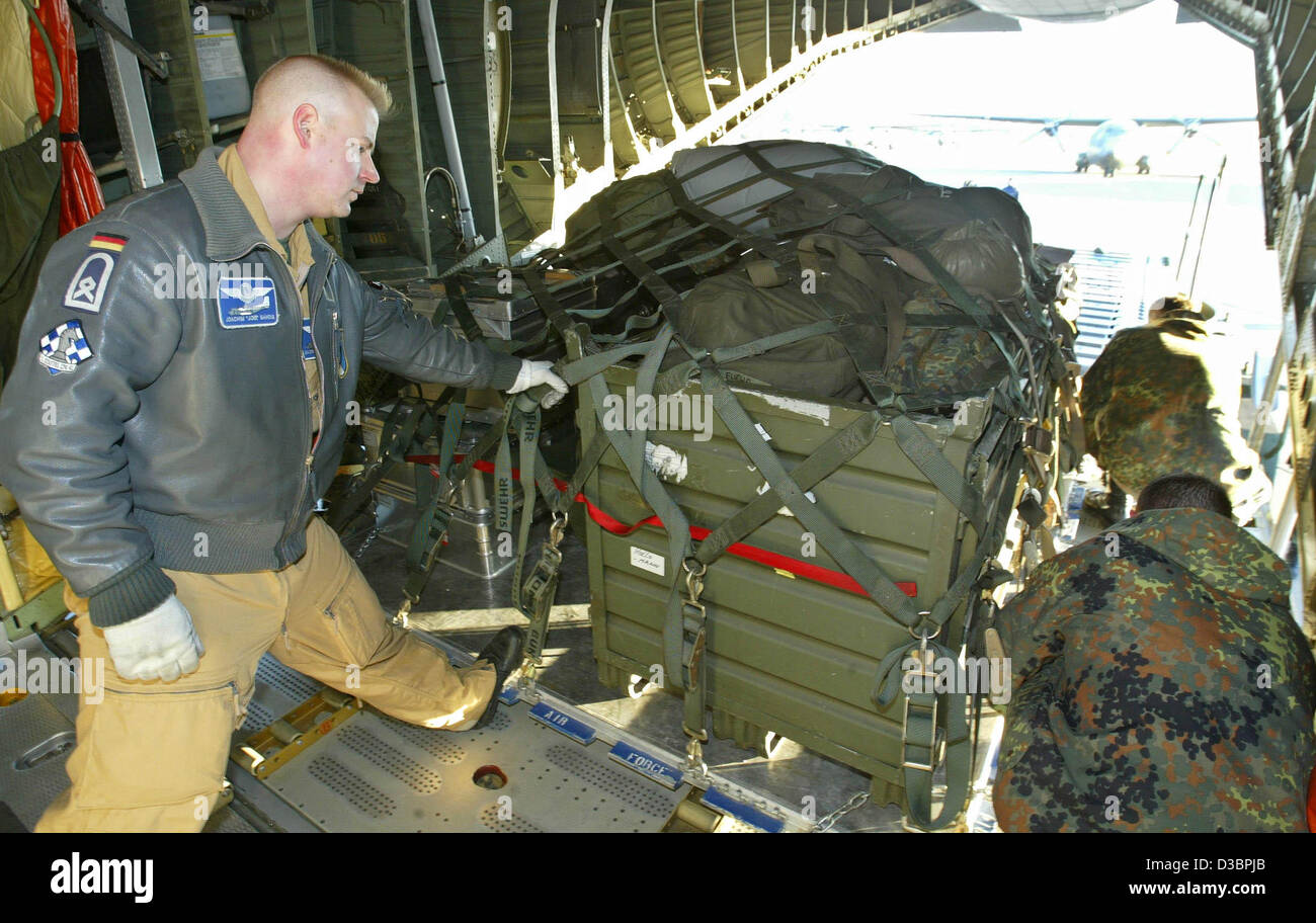 (dpa) - Soldiers of the German air force load goods into a Transall ...