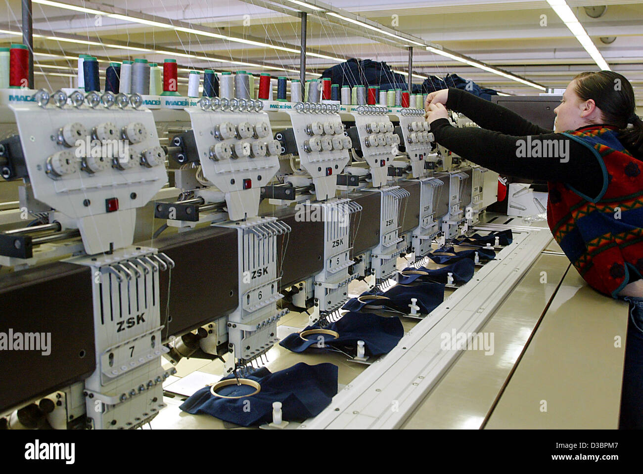 (dpa) - A female employee of t-shirt and tennis clothing producer ...