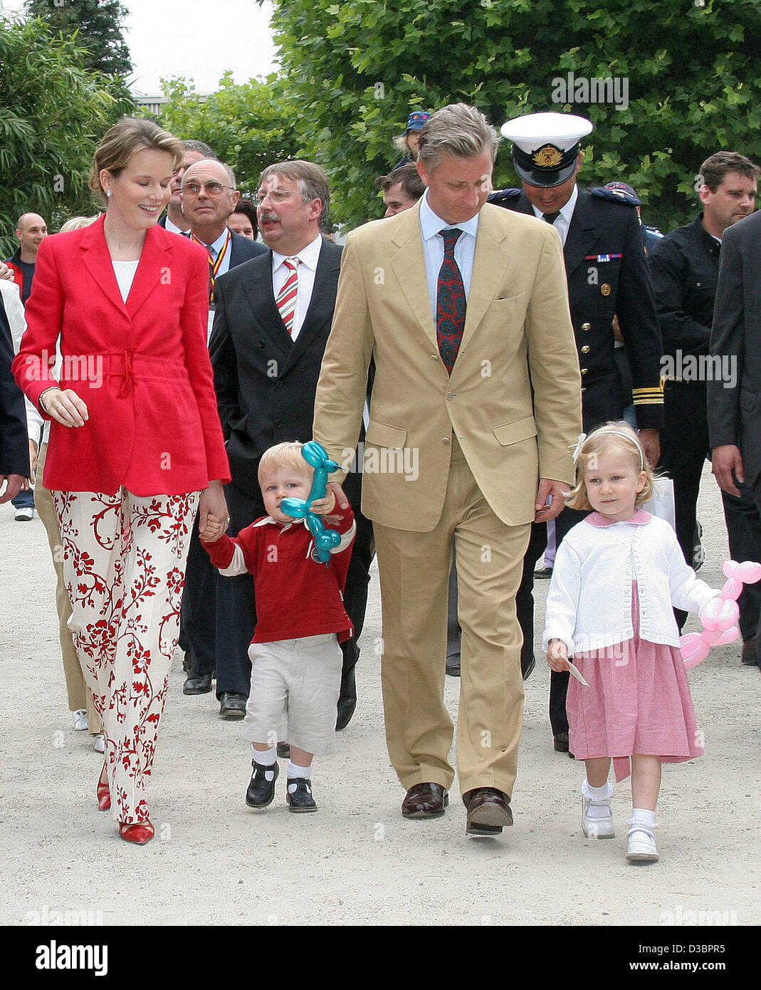 (dpa) - Belgian Crown Prince Philippe (C), Crown Princess Mathilde (L ...