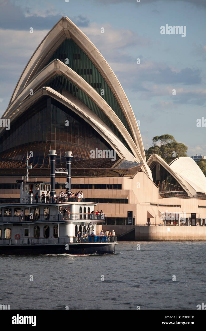Tourists travelling on a paddle boat passing front of the iconic Sydney ...
