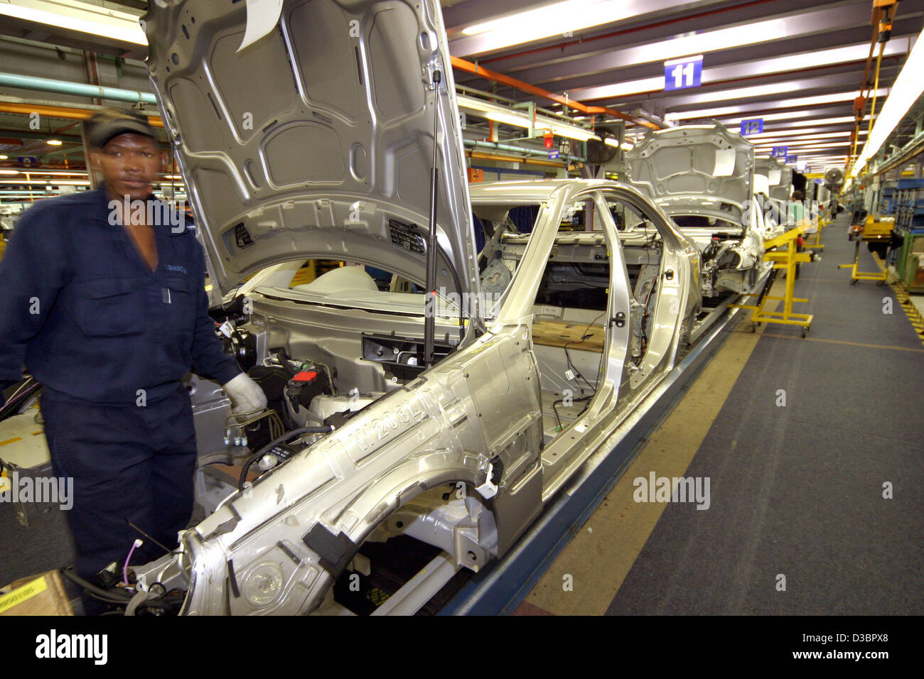 (dpa) - An employee works on a car at the DaimlerChrysler production ...