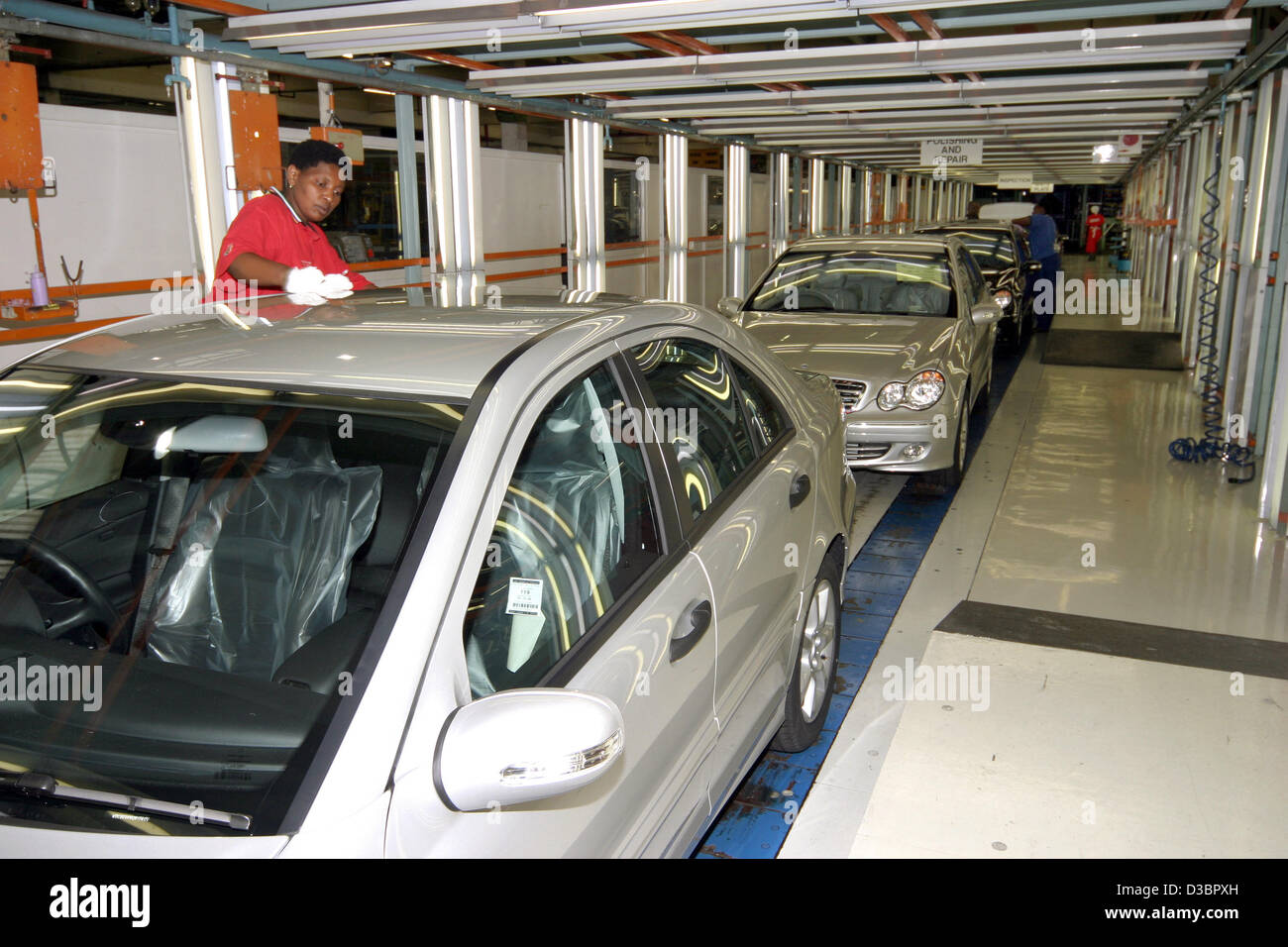 (dpa) - An employee polishes a finished car at the DaimlerChrysler ...