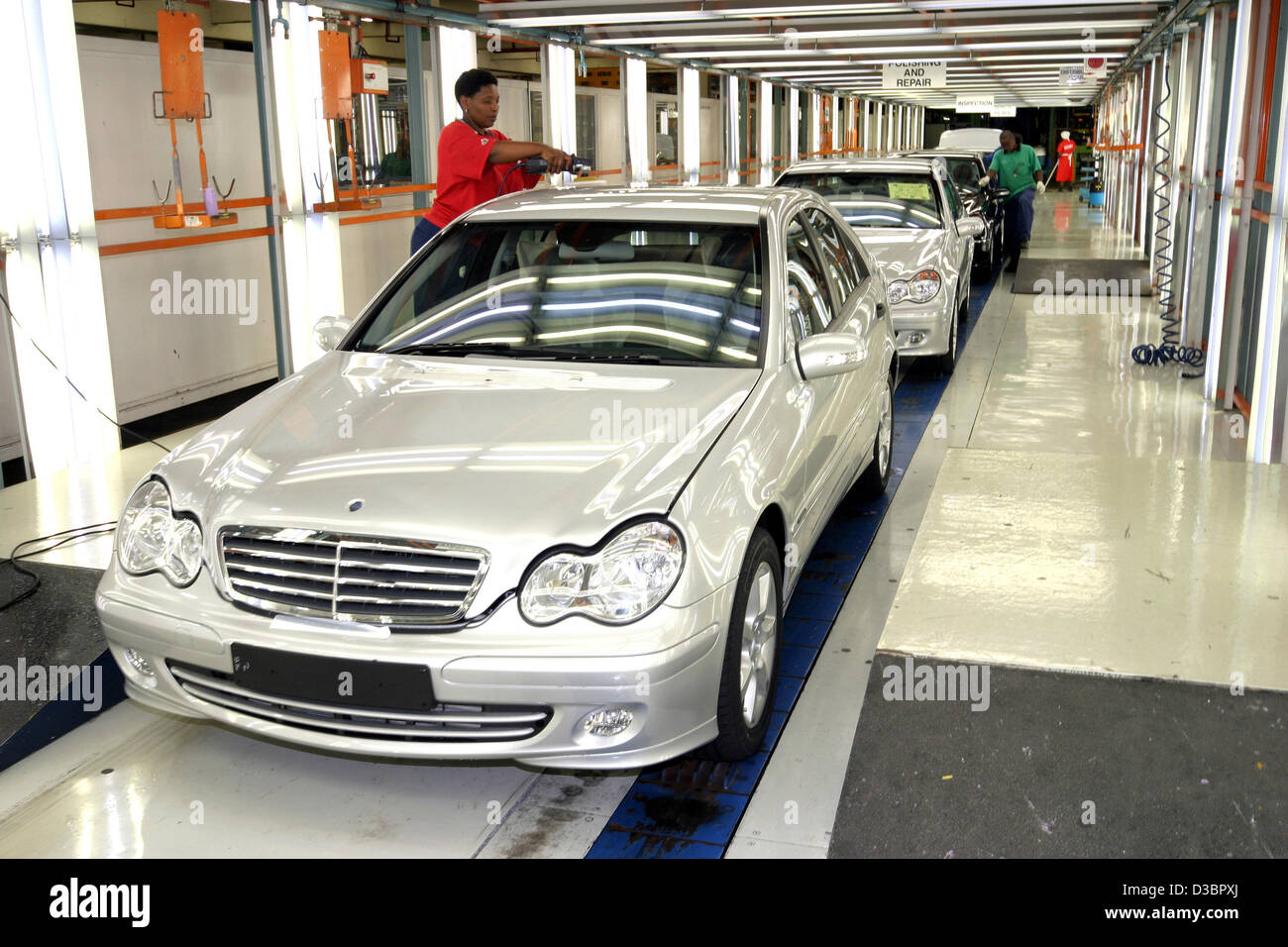 (dpa) - An employee polishes a finished car at the DaimlerChrysler ...
