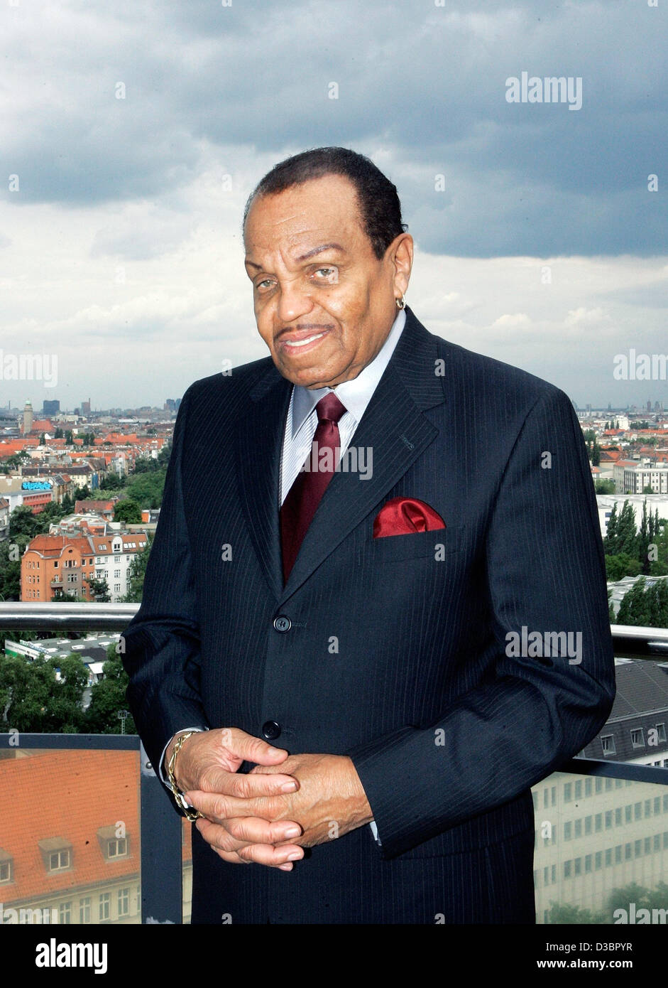 (dpa) - Joseph Jackson, father of US pop star Michael Jackson, stands ...