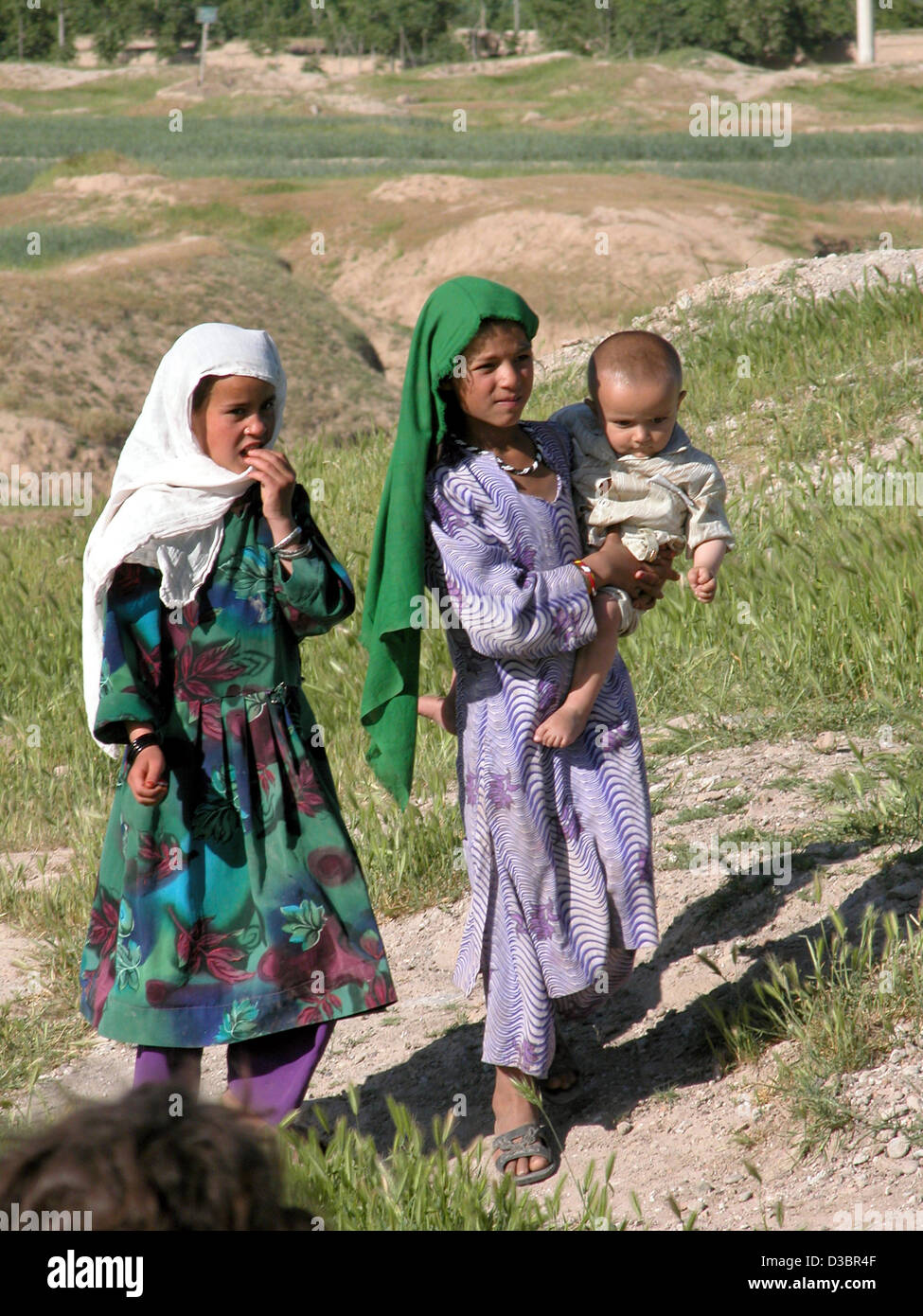 (dpa) - Young Afghan girls walk around in Kundus, Afghanistan, 17 April ...