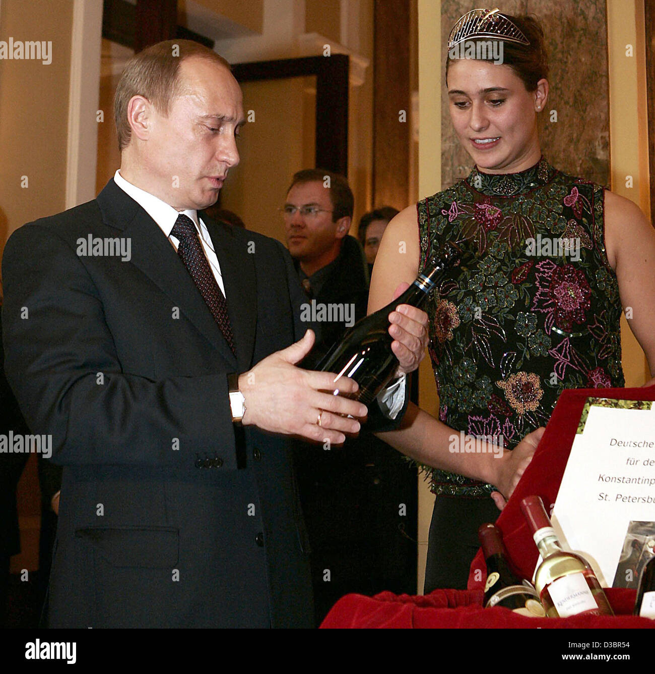 (dpa) - German Wine Queen Petra Zimmermann (R) hands over in an ...