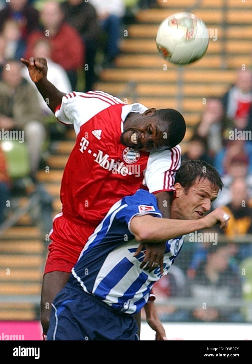 (dpa) - Bayern's defender Samuel Kuffour from Ghana (L) in a heading ...