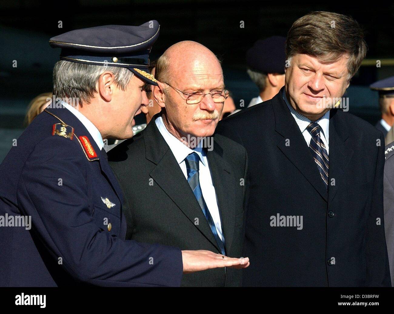 Politics pol defence talking explaining listening serious germany hi ...