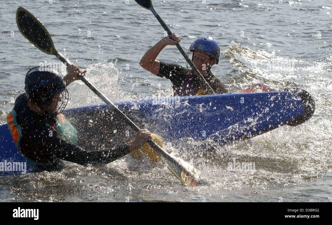 Two canoe paddles hi-res stock photography and images - Alamy