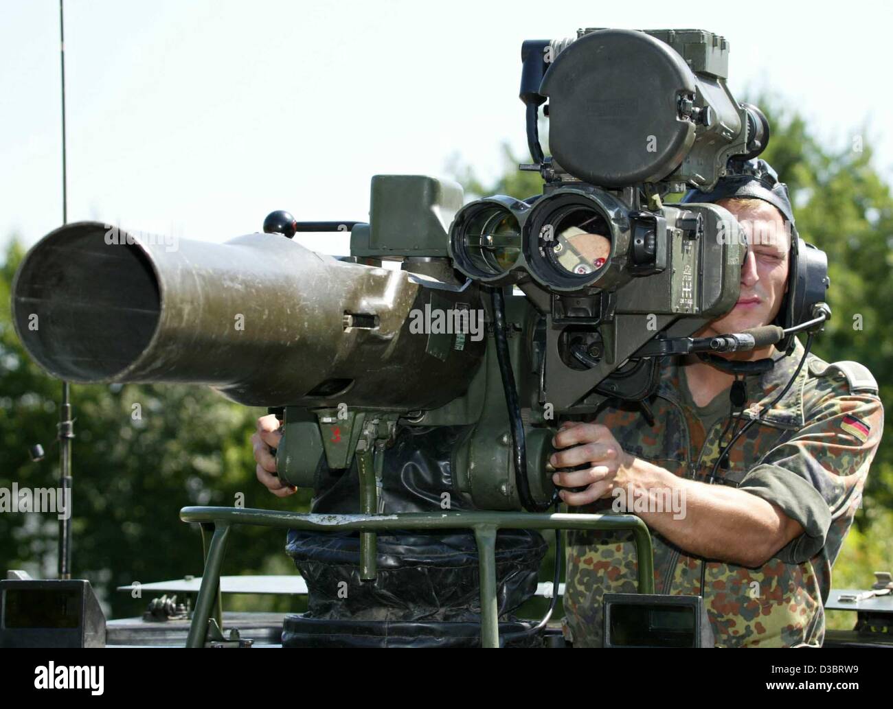 (dpa) - A Bundeswehr soldier looks through the finder of his anti tank ...