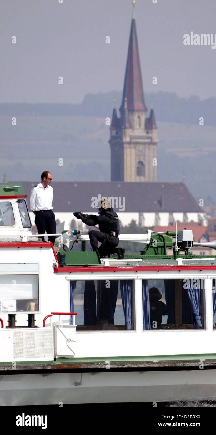 Policeman points hi-res stock photography and images - Alamy