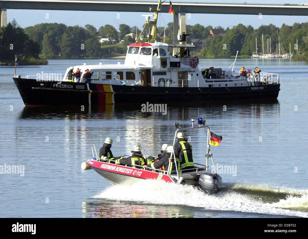 Firebrigade boat hi-res stock photography and images - Alamy