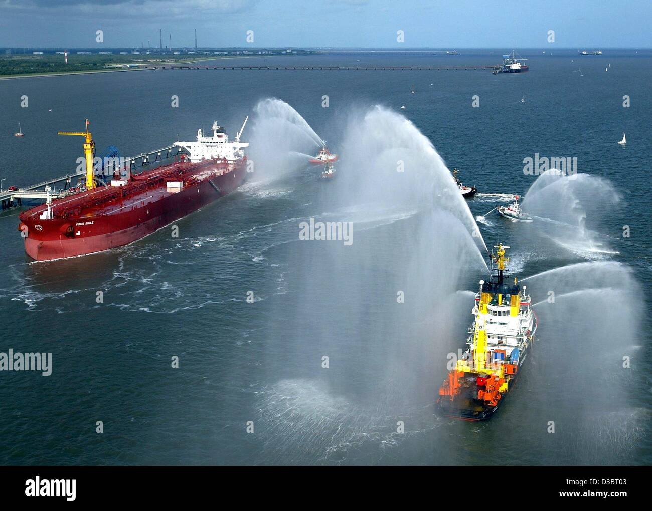 (dpa) - Several boats spray water on the Norwegian oil tanker Four ...