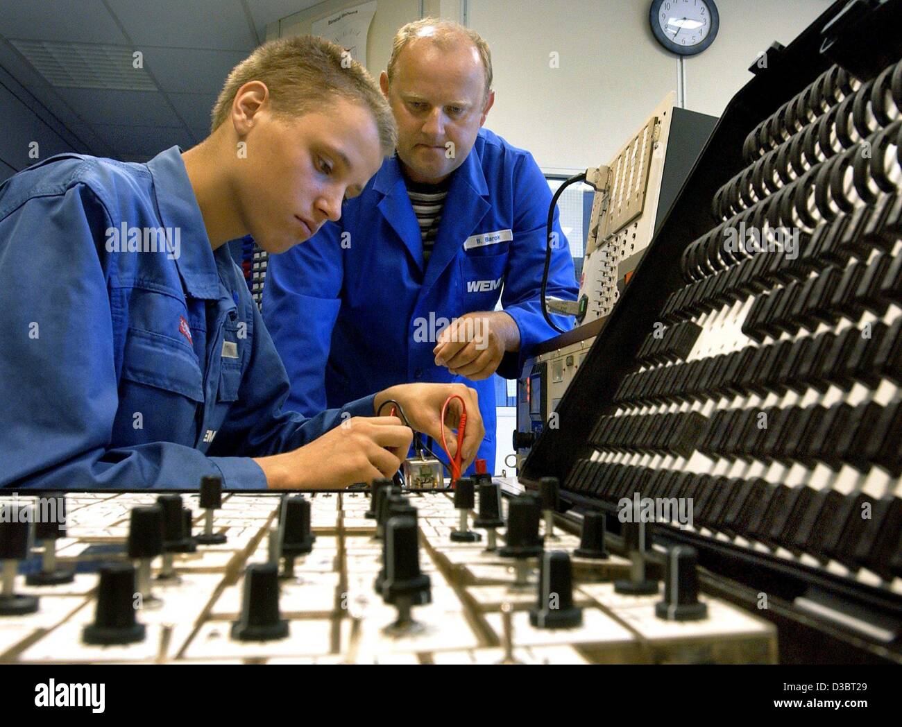(dpa) - Instructor Bodo Barck (back) watches as his apprentice ...