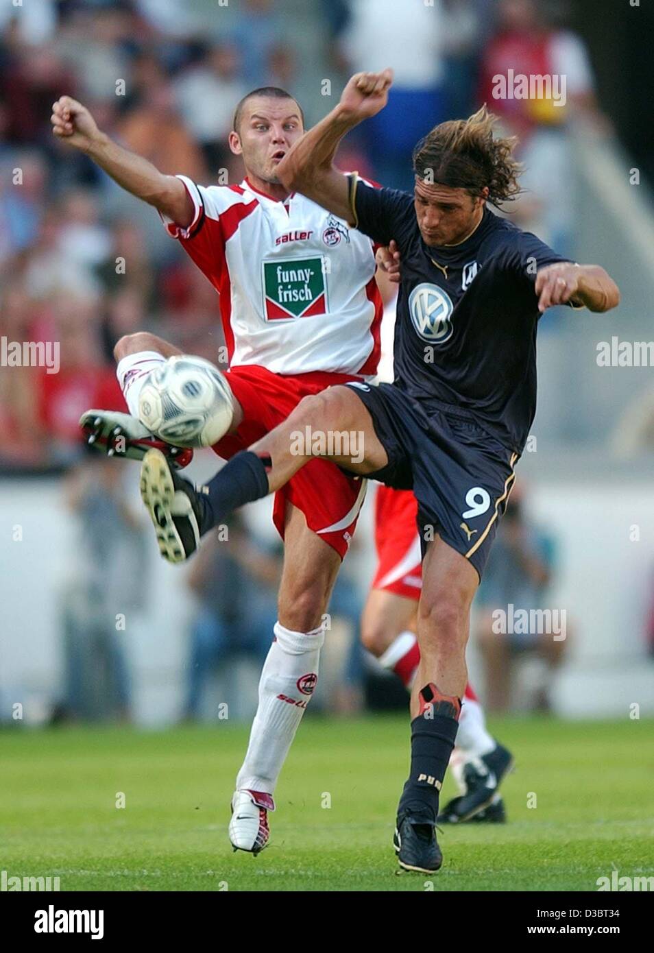 (dpa) - Cologne's midfielder Alexander Voigt (L) in a duel with ...