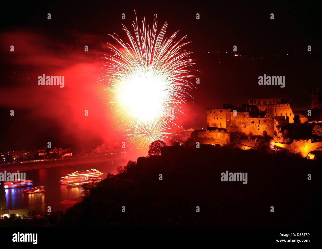 (dpa) - The Rhine Valley and Rheinfels Castle are illuminated by ...