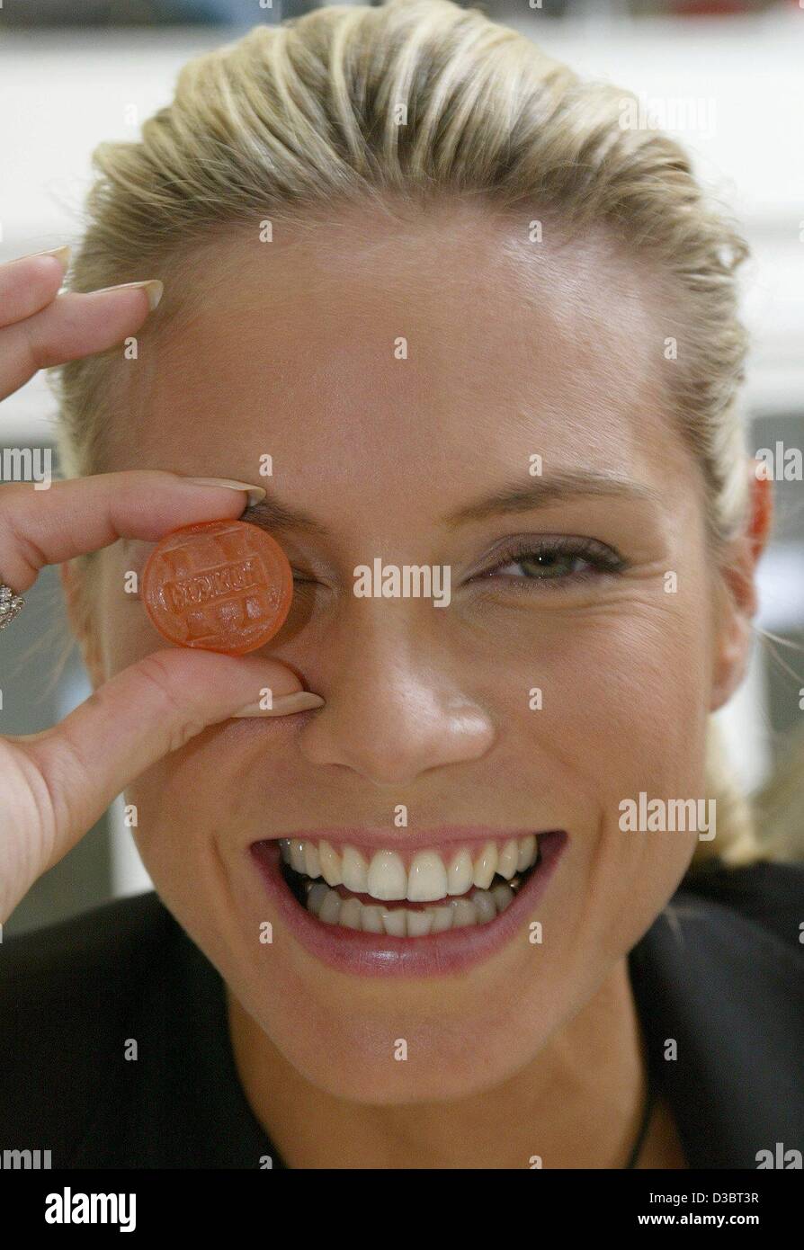 (dpa) - German top model Heidi Klum holds a 'Heidi Klum fruit gum' in ...