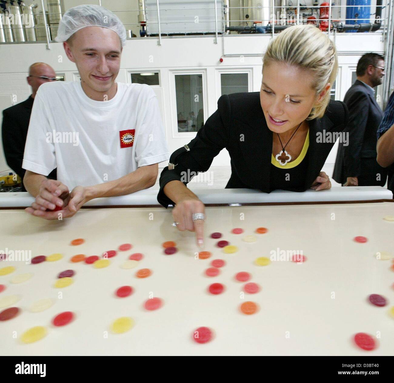 (dpa) - German top model Heidi Klum inspects 'Heidi Klum fruit gums' at ...