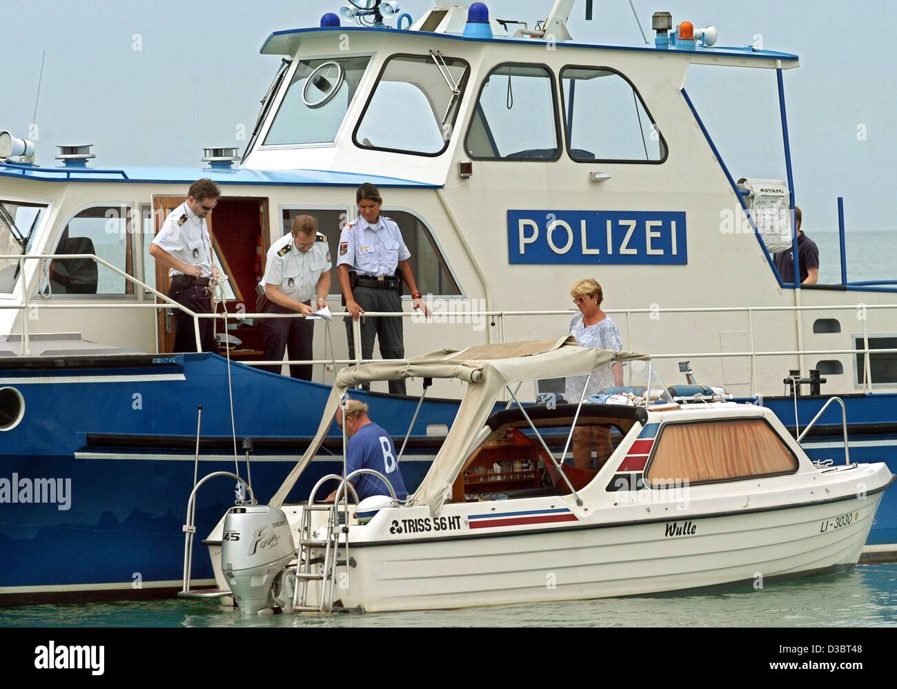 (dpa) - Police officers of the German water police and an officer of ...