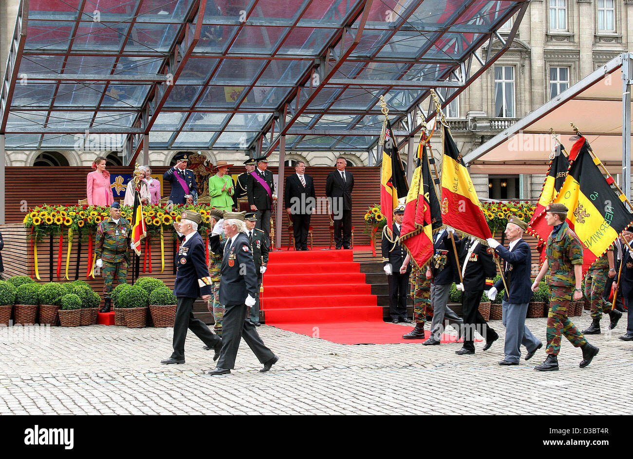(dpa) - Belgian Veterans (front) parade past the stand of the Belgian ...