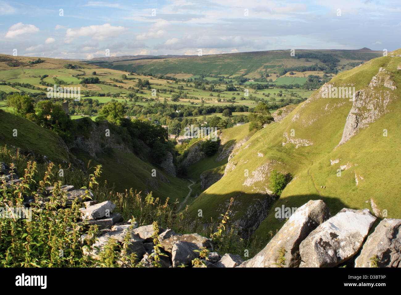 Peveril castle and cave dale gorge above peak cavern in Castleton Stock ...