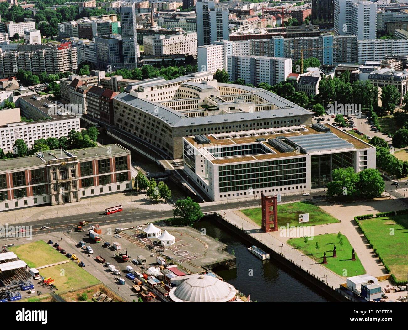 (dpa) - An aerial view shows the Foreign Office at the Werderscher ...