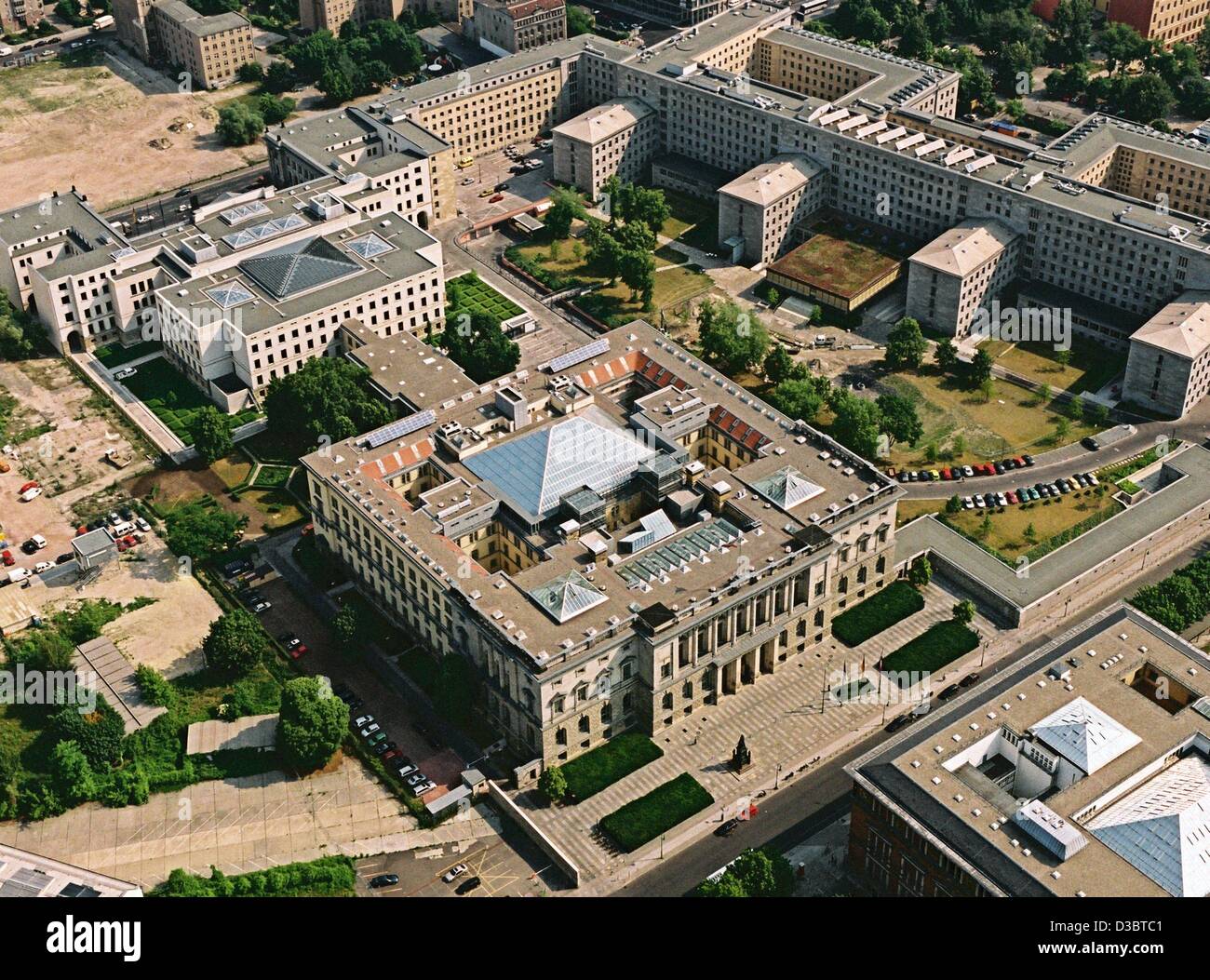 (dpa) - An aerial view of the assembly building in Berlin, 12 June 2003 ...