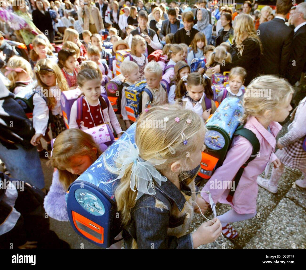 (dpa) - The first graders queue up in pairs before going to their ...