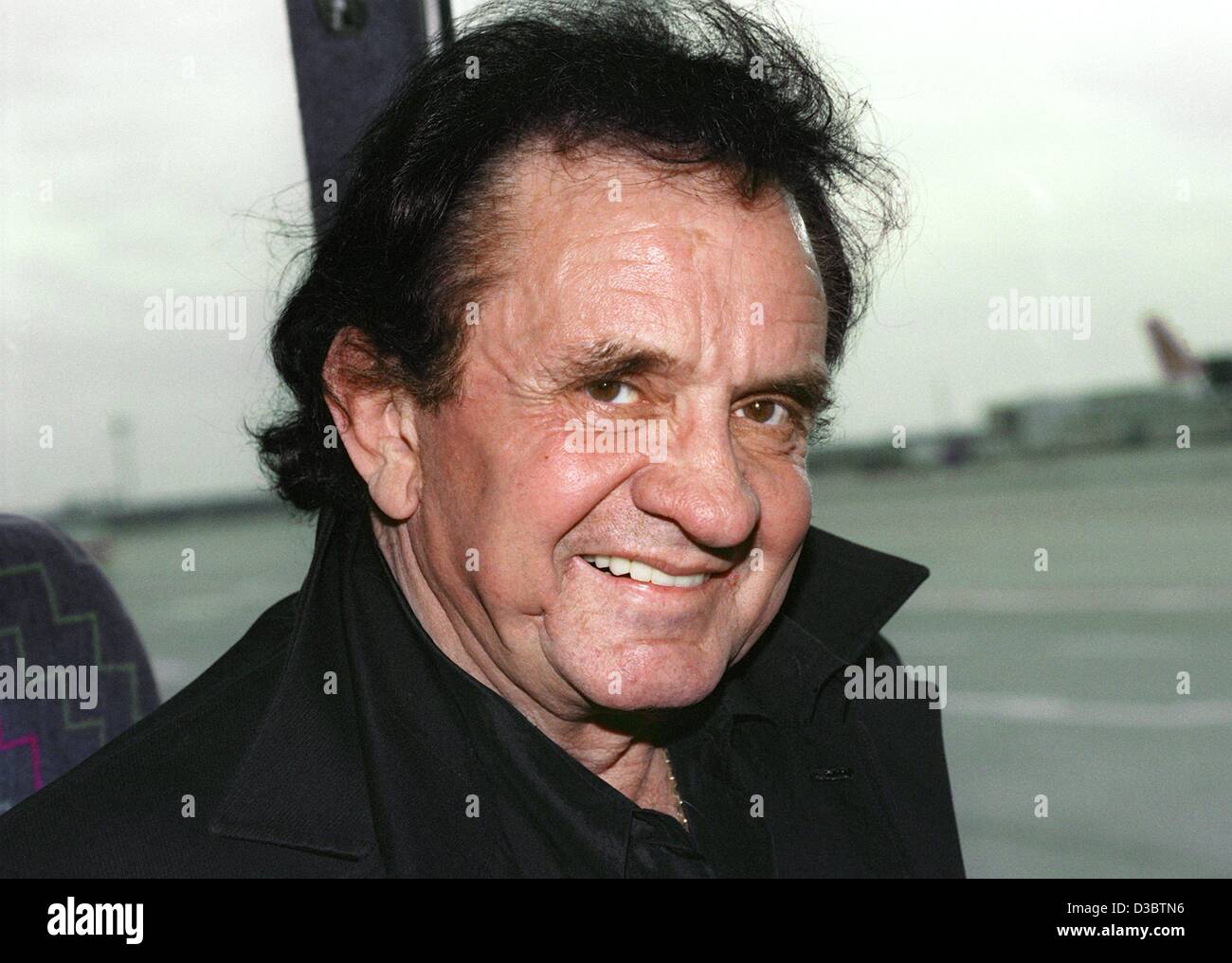 (dpa files) - US country & western star Johnny Cash smiles after his ...