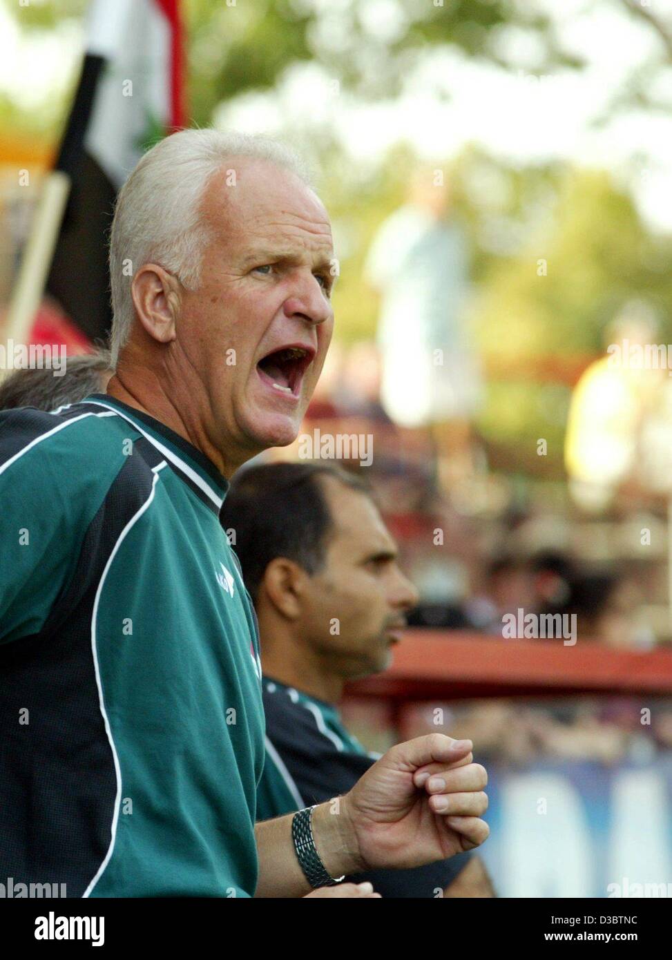 Sports coach shouting hi-res stock photography and images - Alamy