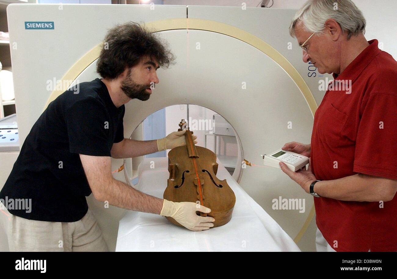 (dpa) - Senior physician Frank Schmidt (R) and Veit Heller, project ...