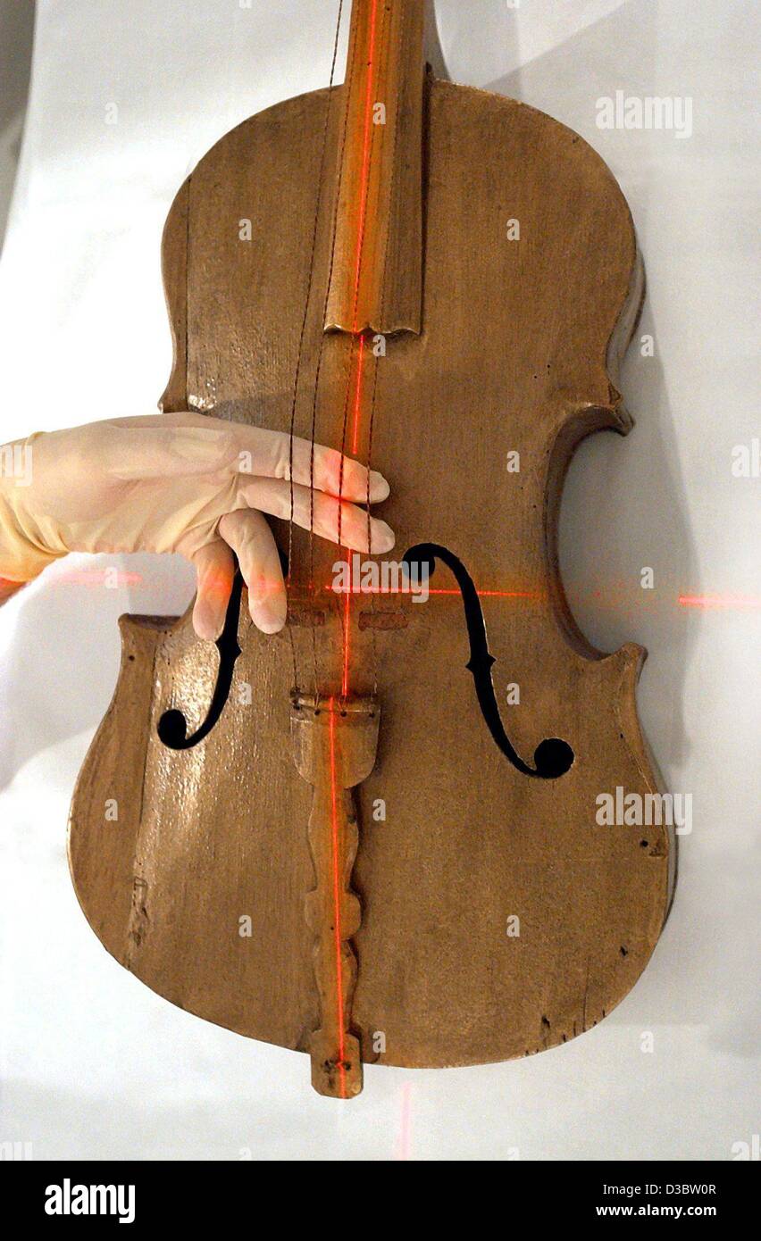 (dpa) - The hand of Veit Heller project leader at the Museum of Musical ...