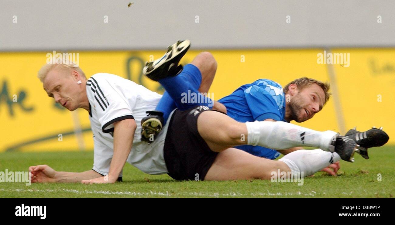 (dpa) - Germany's Carsten Ramelow (L) and Iceland's Larus Orri ...