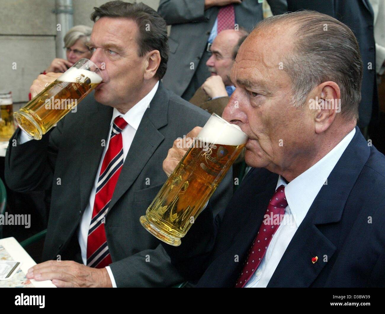(dpa) - German Chancellor Gerhard Schroeder (L) and French President ...