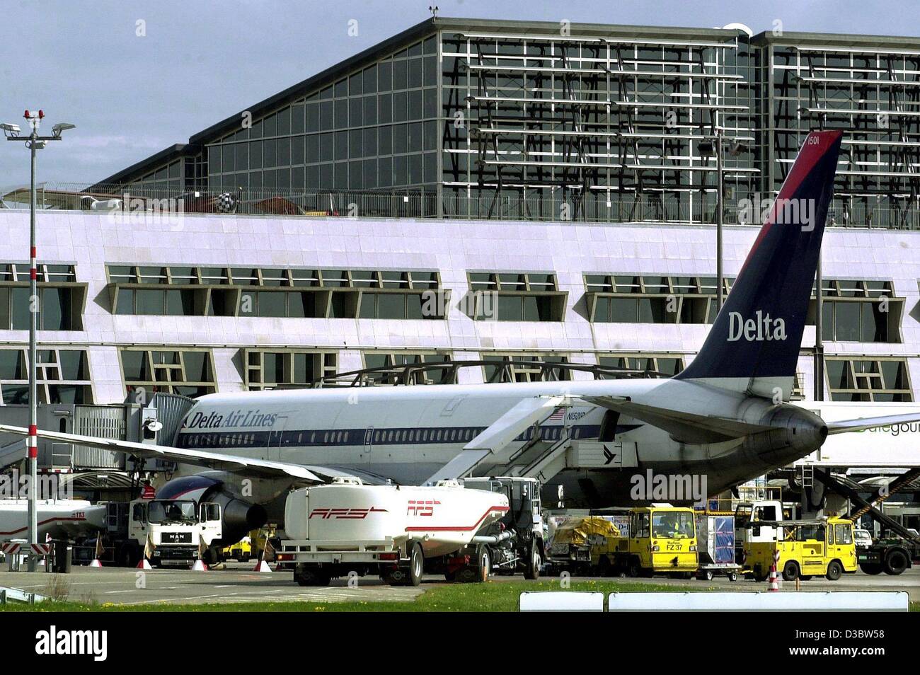 (dpa) - A Boeing 767 of Delta Airlines is refueled in front of the ...