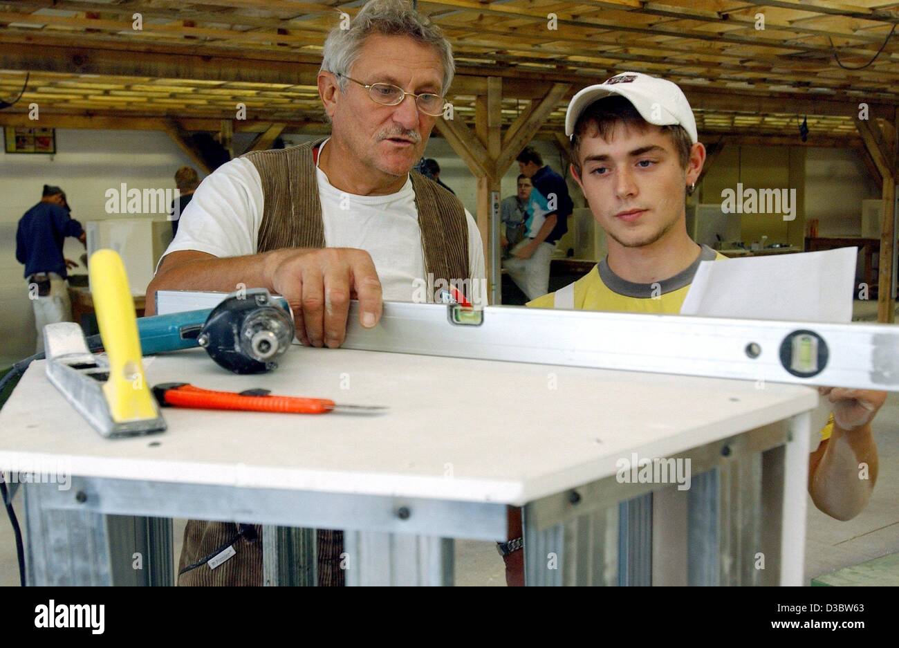 (dpa) - Apprentice Sebastian Lenske (18), who learns the craft of a dry ...