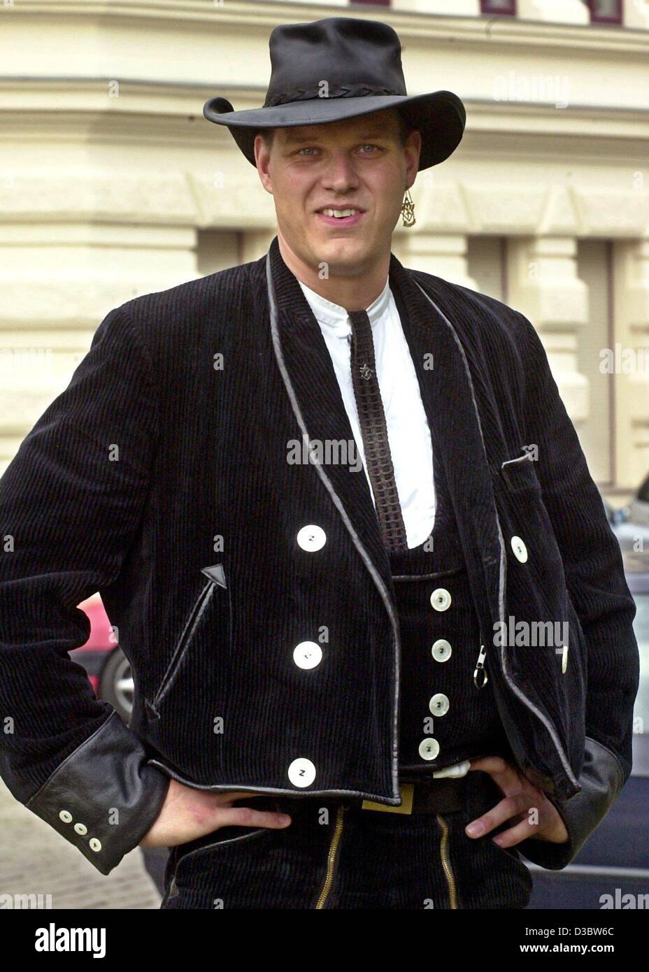 (dpa) - Carpenter Ronny Wittig poses in his traditional carpenter's ...