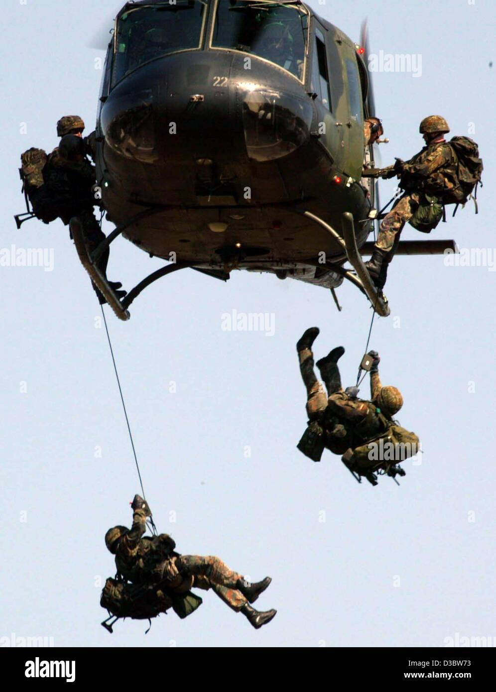 (dpa) - Soldiers of the special squad 'division special operations' of ...