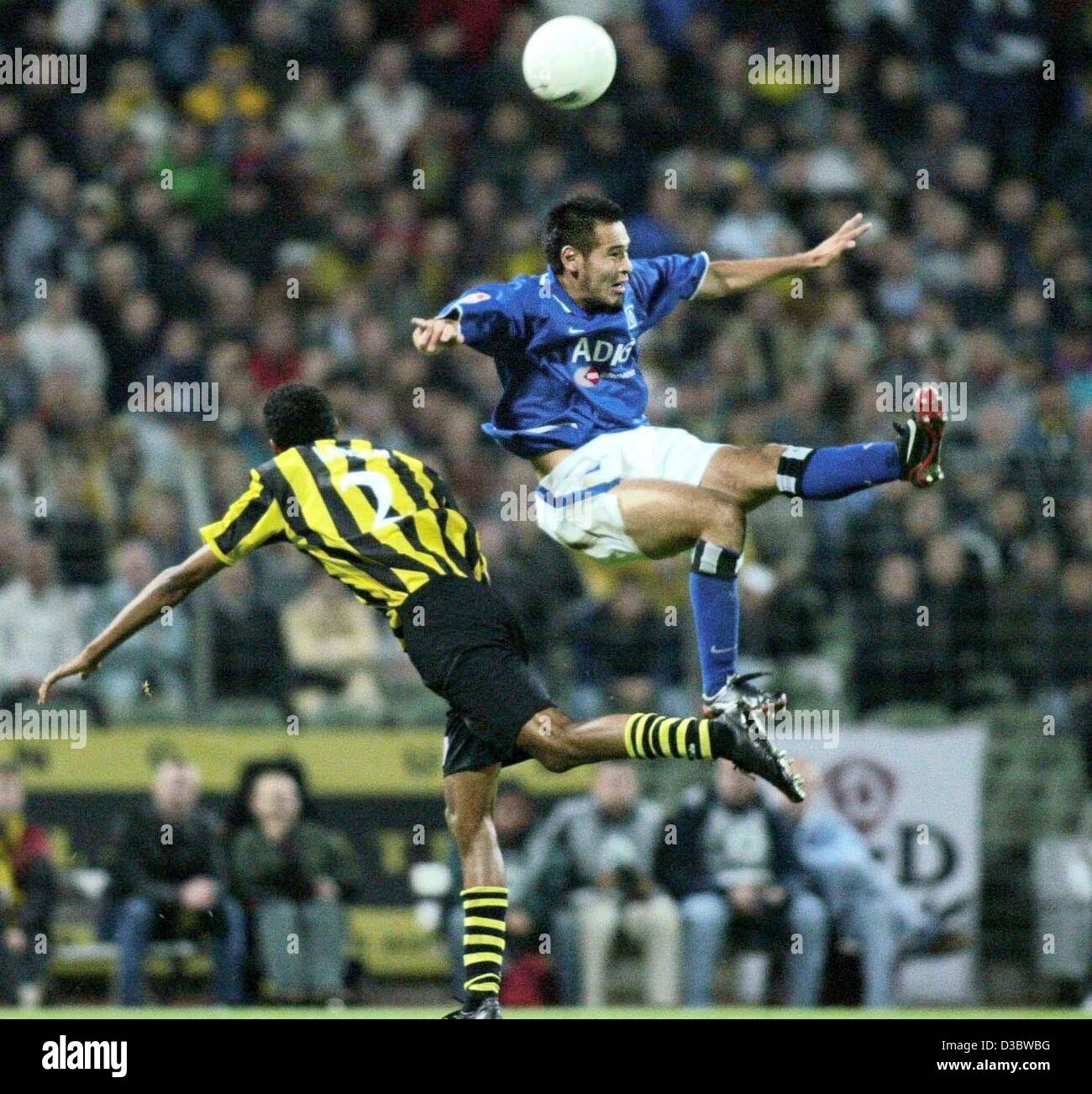 (dpa) - Hamburg's Japanese forward Naohiro Takahara (R) in a heading ...