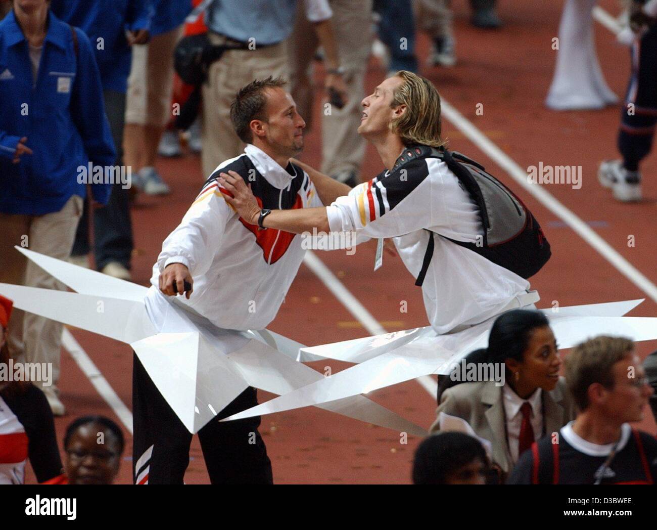 (dpa) - German walker Andre Hoehne (C left) and his teammate, German ...