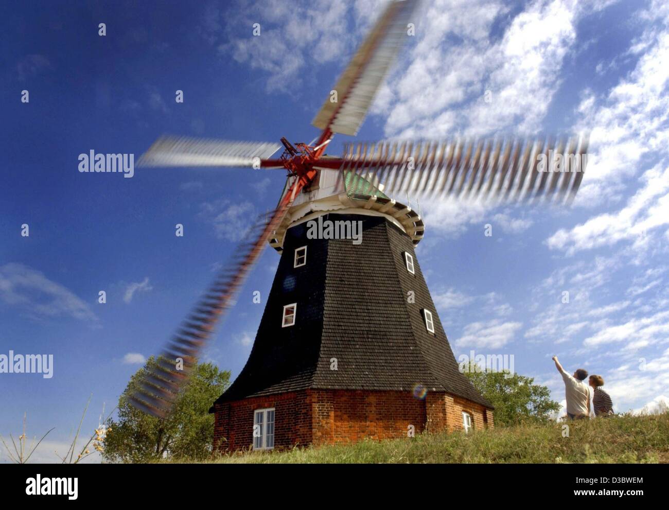 (dpa) - Holiday-makers look at the windmill in Stove, Germany, 6 ...