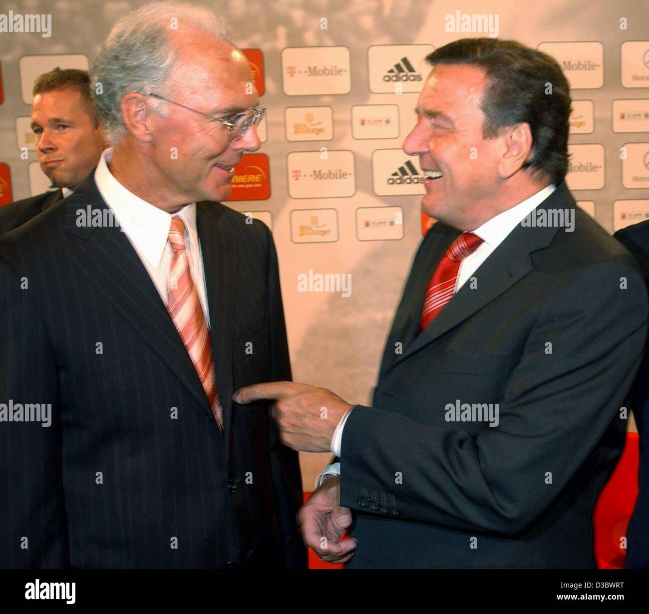 (dpa) - German Chancellor Gerhard Schroeder (R) chats with German ...